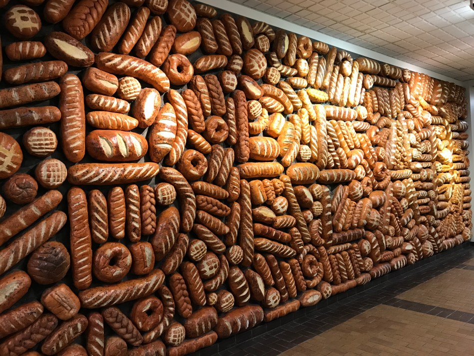 The Breadwall: ceramic mural by David Gilhooly – NixonScan